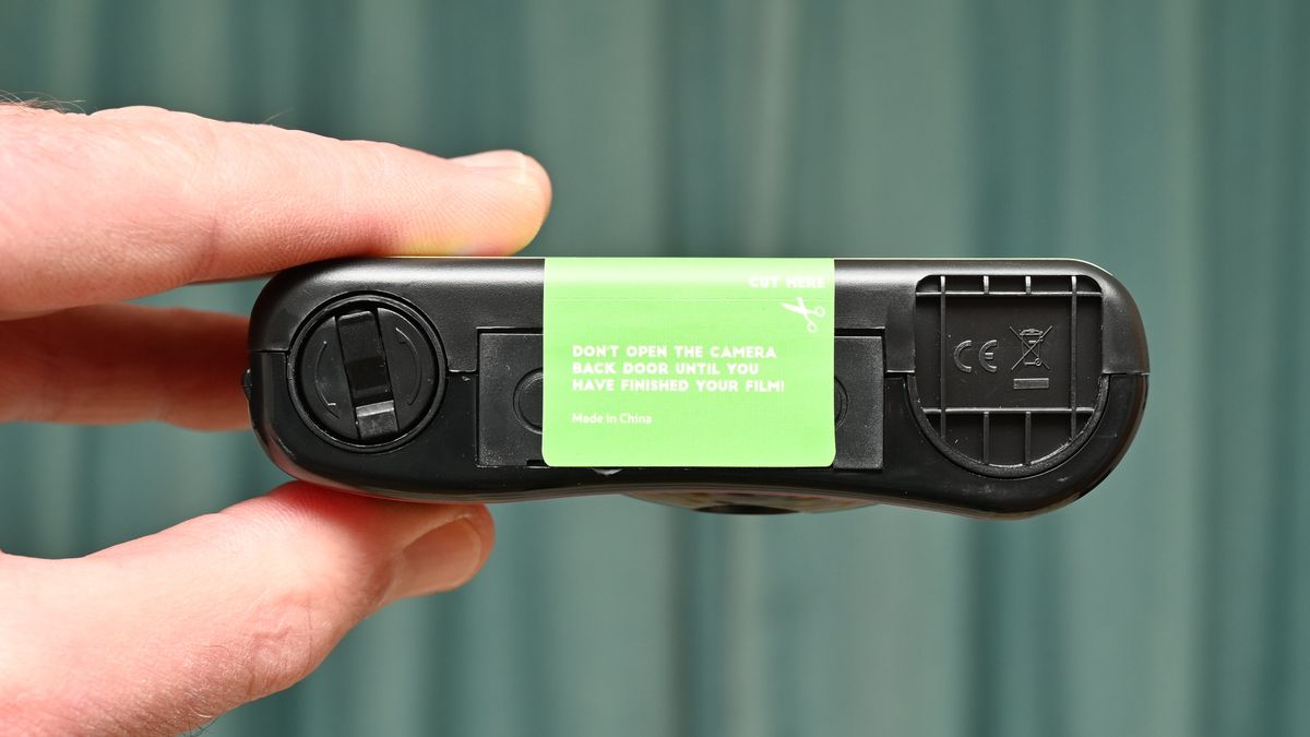 Lomography Simple Use Reloadable Film Camera LomoChrome Purple review ...