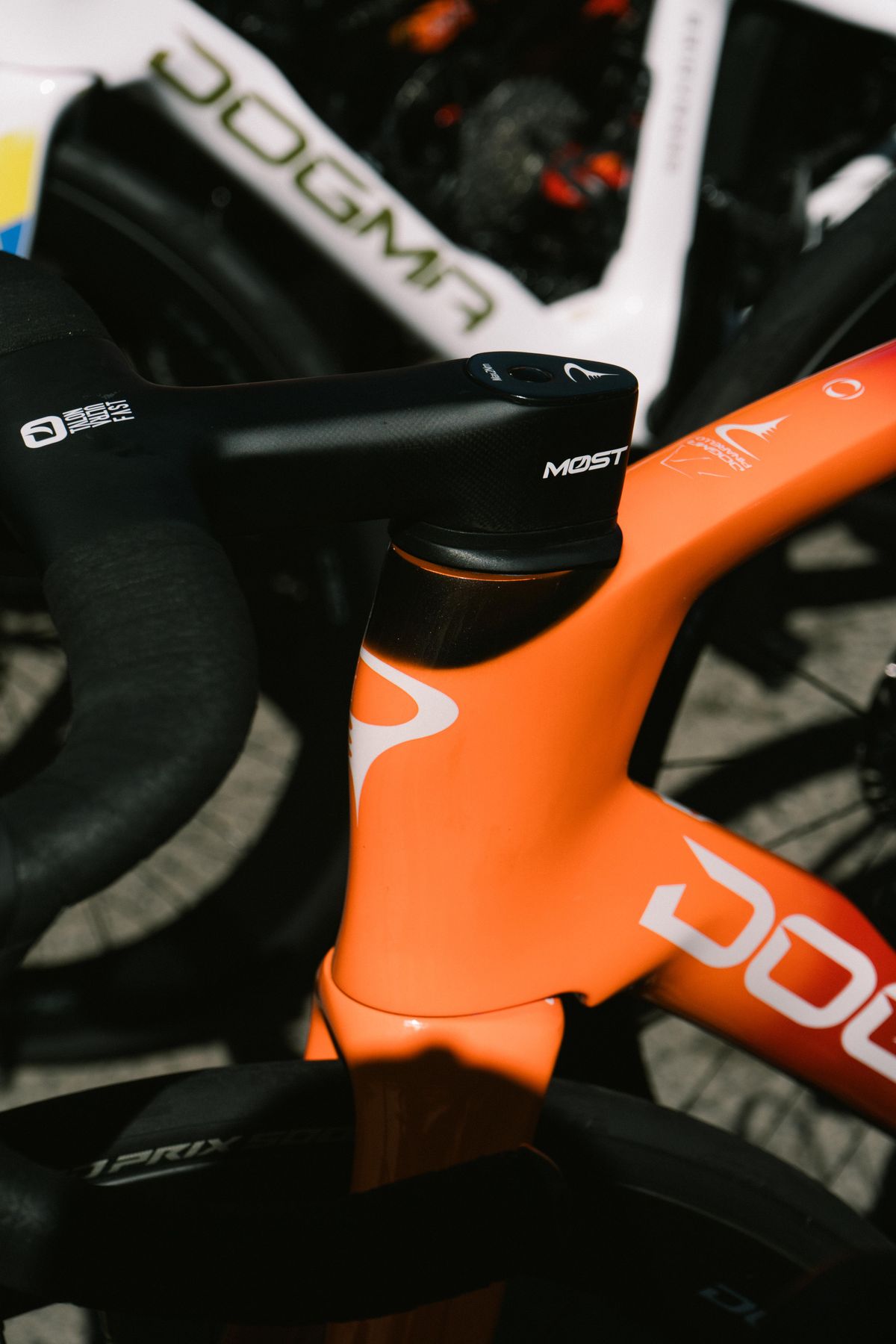 Ineos Grenadiers using special fleet of superlight frames repainted by ...