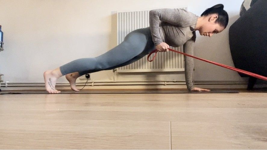 5 upper body strength exercises for beginners using just one resistance ...