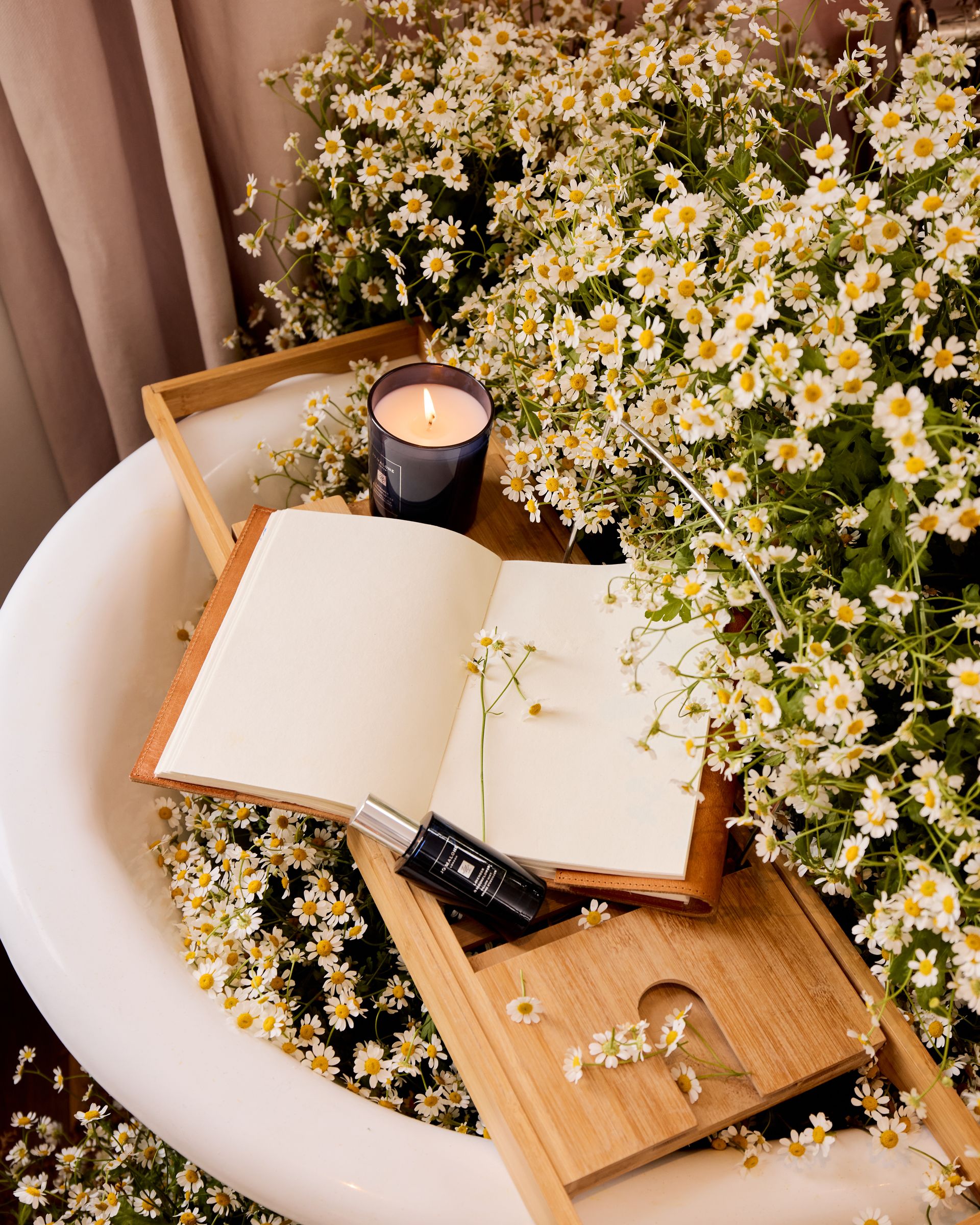 4 Home Fragrance Experts on "Scentscaping" at Dinner Parties | Livingetc