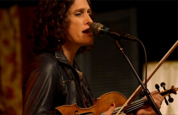 Video: Violinist Jenny Scheinman Performs “Run, Run, Run” | Guitar World