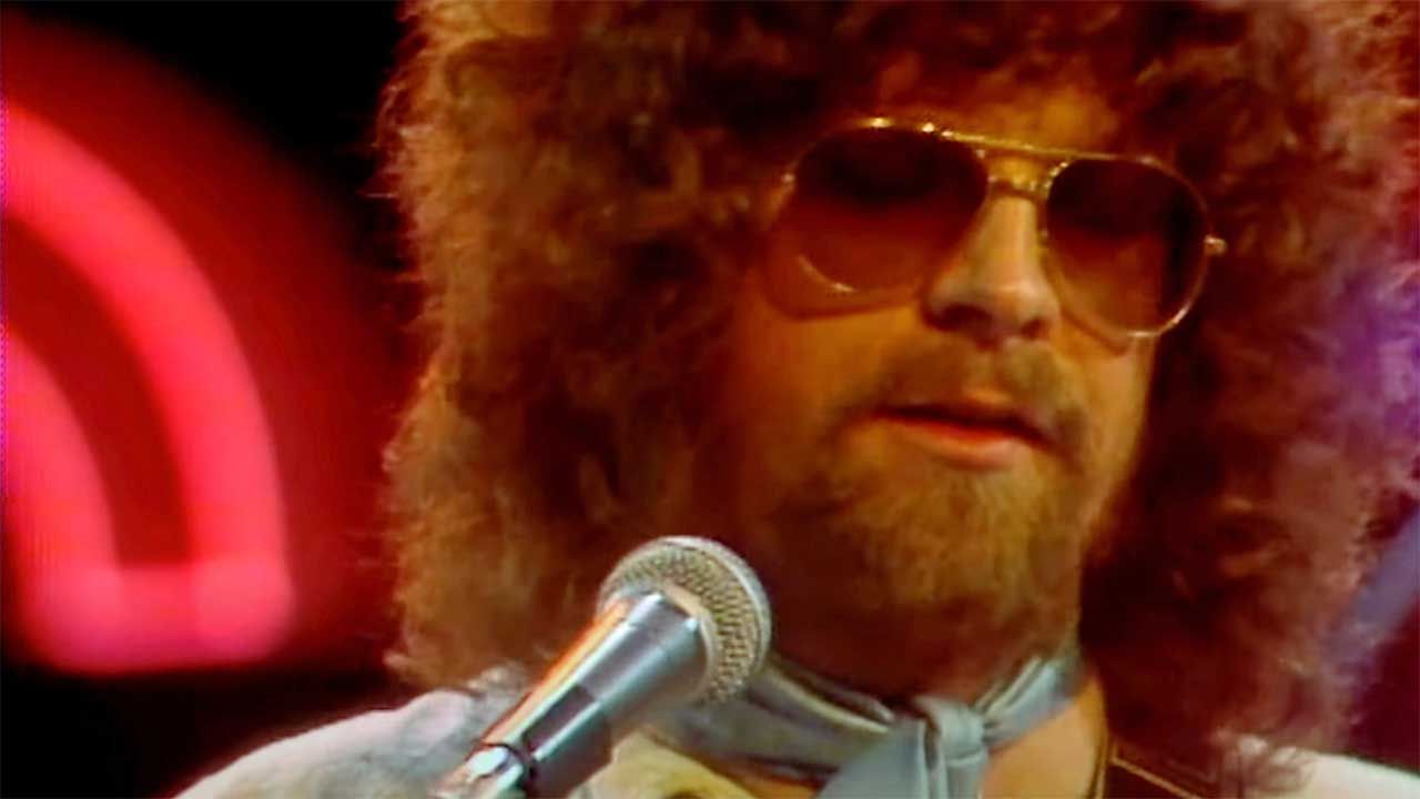 Music doesn't get much more gorgeous than ELO's performance of Strange ...