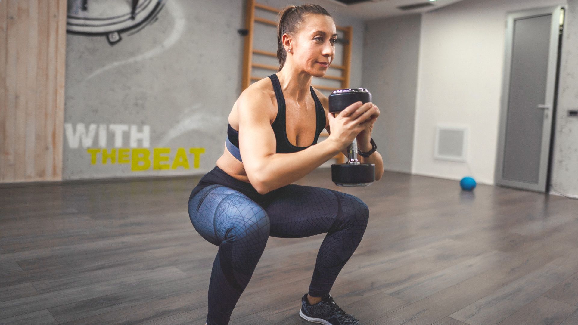 10 minutes, two dumbbells and these three exercise to build stronger ...