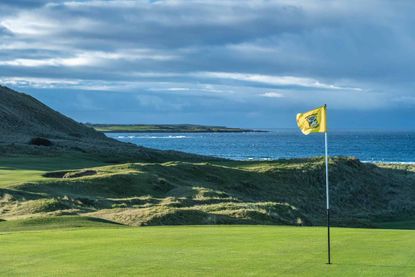 Discover The Fine Links Living In The Shadow Of Famous County Sligo ...