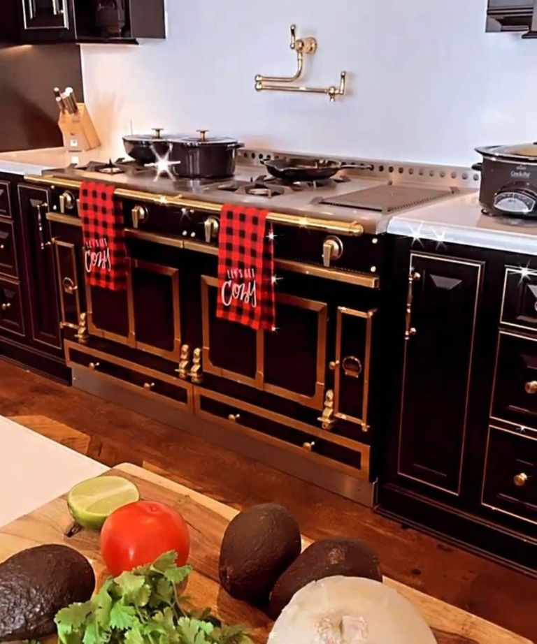 Inside Avril Lavigne's Malibu home | Homes and Gardens