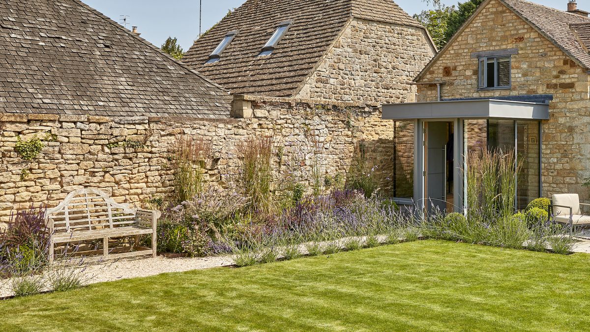 Path edging ideas: Tidy a garden walkway with smart designs | Homebuilding