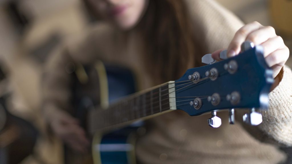 The ultimate beginner guitar lesson: 11 essential steps to get started ...