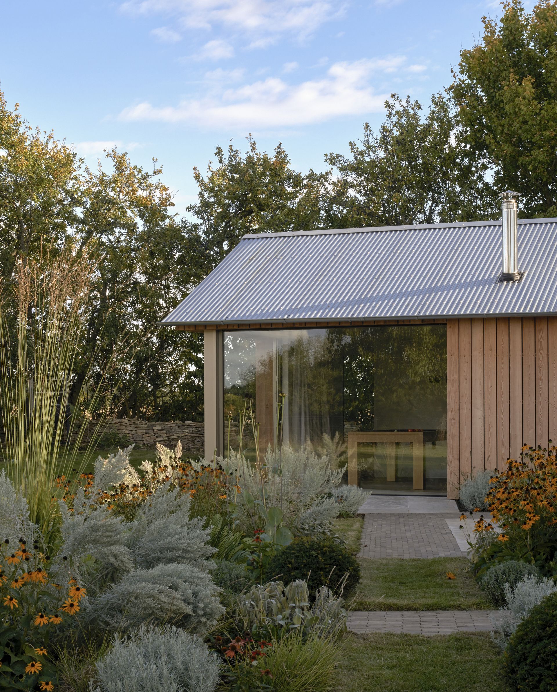 This minimalist retreat takes inspiration from landscape | Livingetc