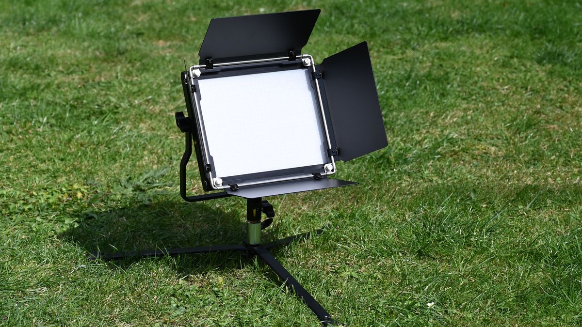 Manfrotto 003 Backlite Stand review: elegant simplicity and sturdy support for backdrop lighting ...