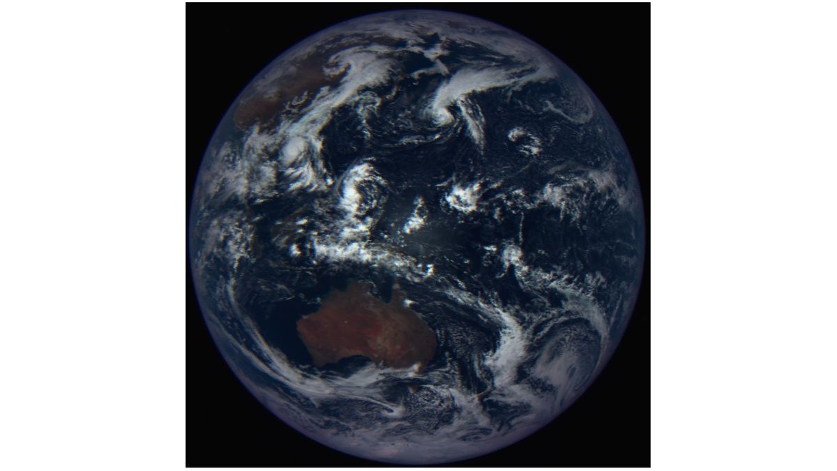 NASA probe captures stunning photos of Earth and moon on the way to ...