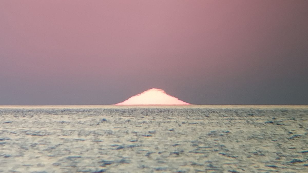 Rising and setting 'Omega sun' melts into a 'lava-like blob' in trippy ...