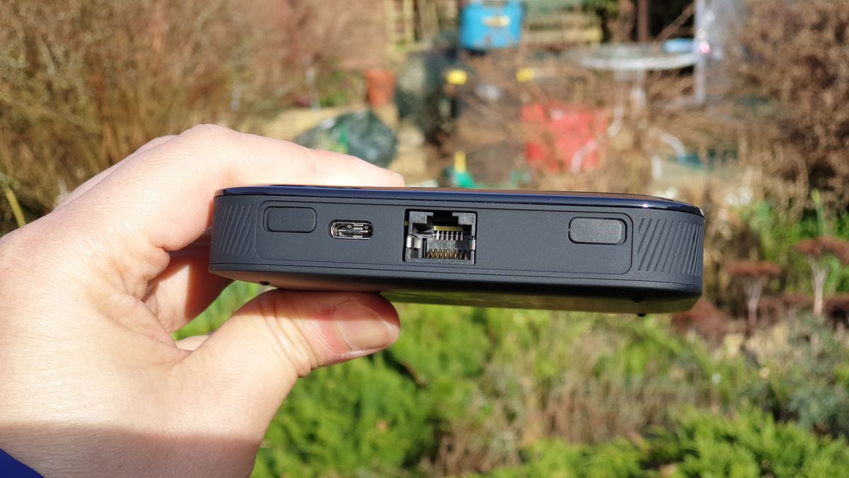 Netgear Nighthawk MR5200 5G WiFi 6 portable mobile hotspot router ...