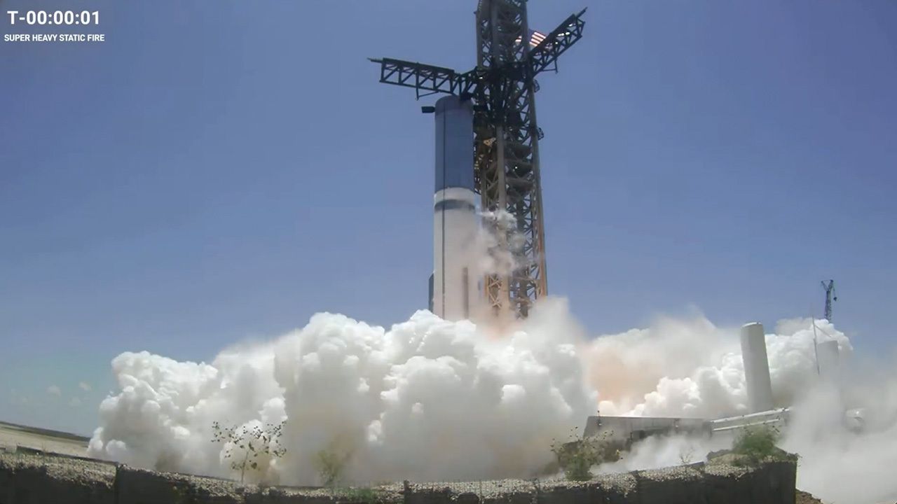 SpaceX fires up giant new Starship booster ahead of test flight (video ...
