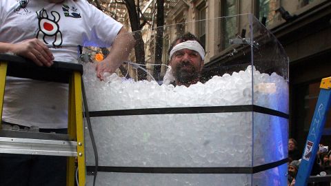 Ice-cold plunges and breath-holding: Does the 'Wim Hof method' do ...
