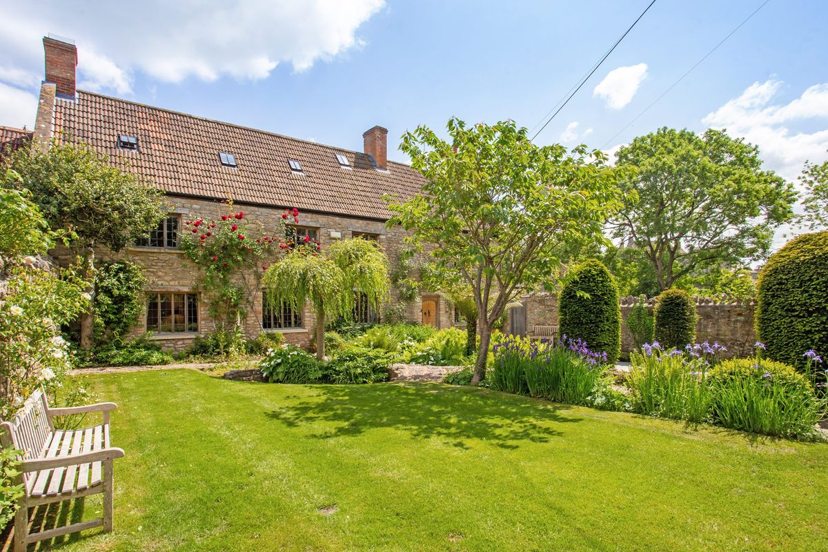 An impeccable Somerset Longhouse that’s a treasure trove of delights ...