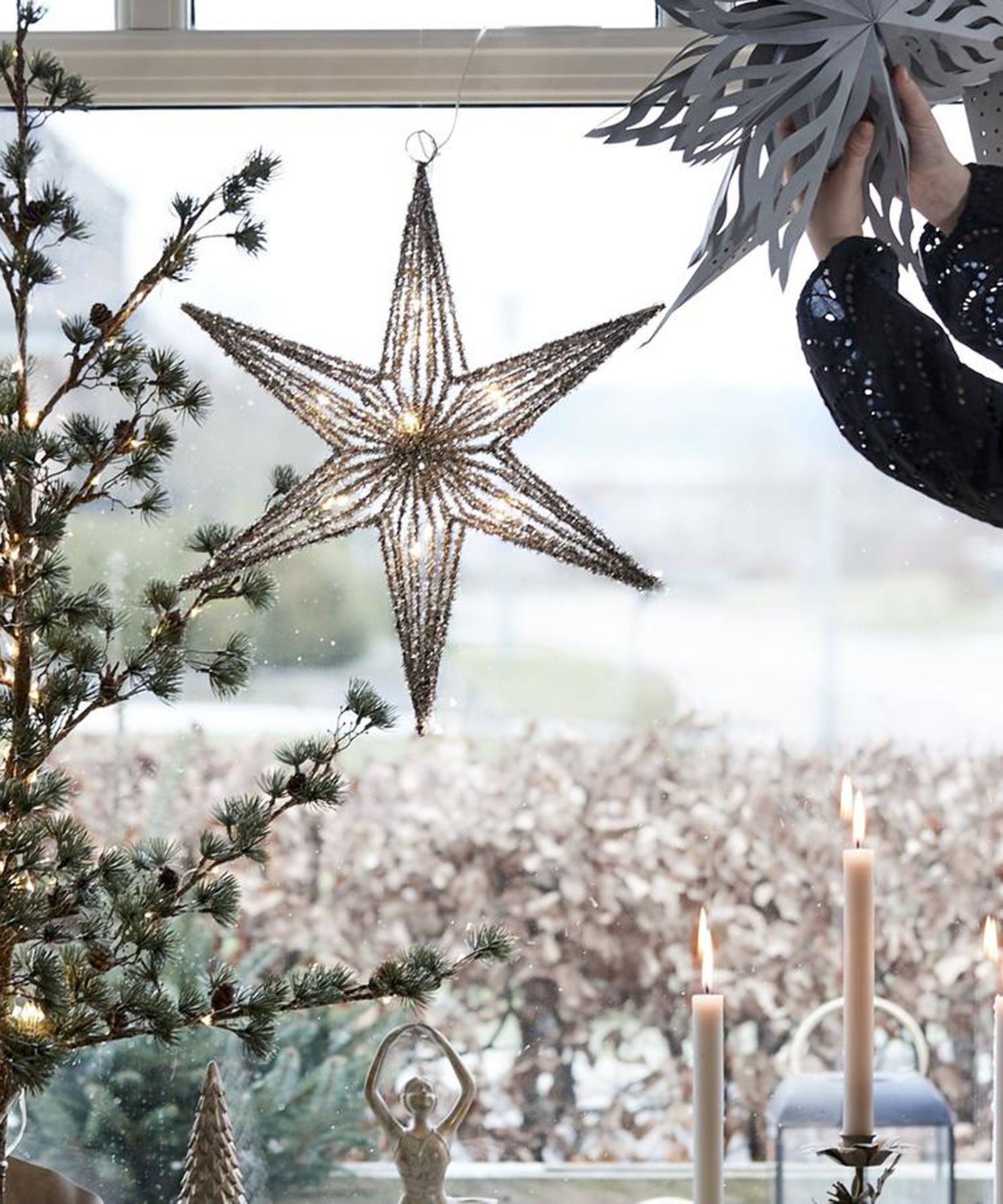 13 Christmas window displays to add a seasonality to sills | Real Homes