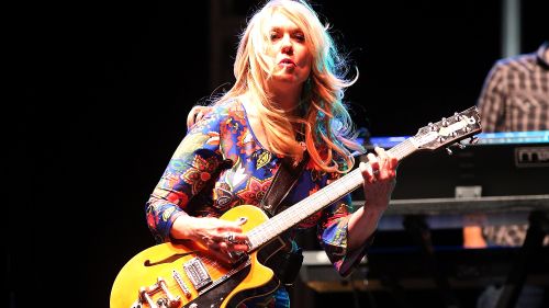 Nancy Wilson tells the story behind the Heart 1977 hit "Barracuda ...