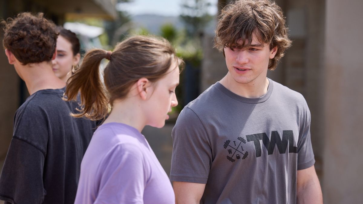 Home and Away spoilers: Has Dean ruined Mackenzie's holiday? | What to ...