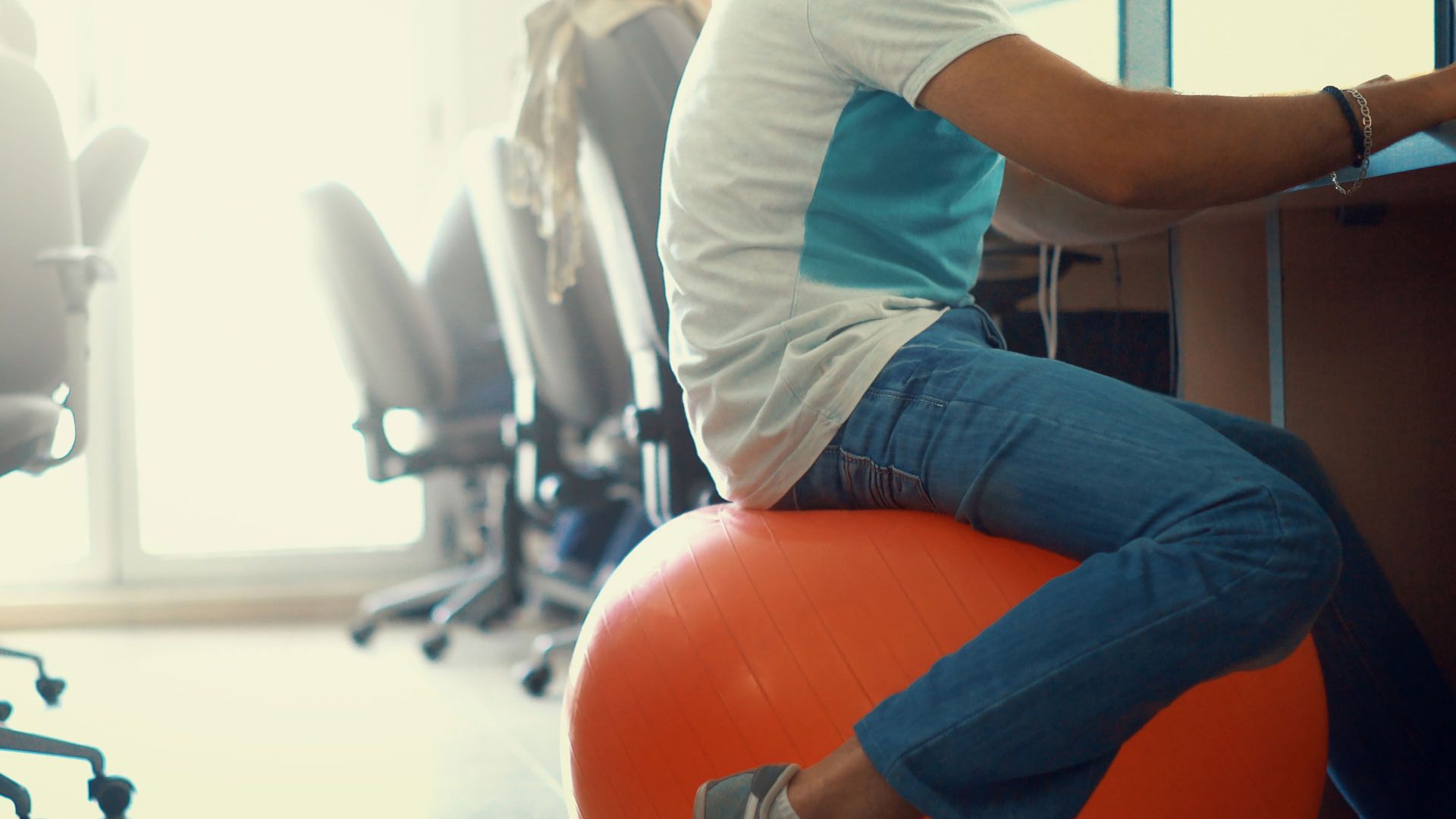 How to use a Swiss ball: A guide to using exercise balls for workouts ...