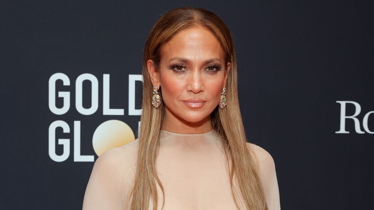 Jennifer Lopez Takes a Classic French Nail Trend Right Into Fall ...