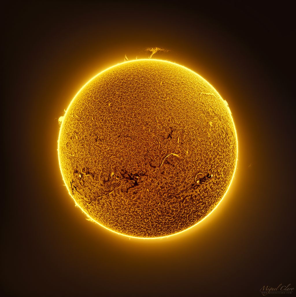 Astrophotographer captures the beauty of solar activity in stunning sun ...