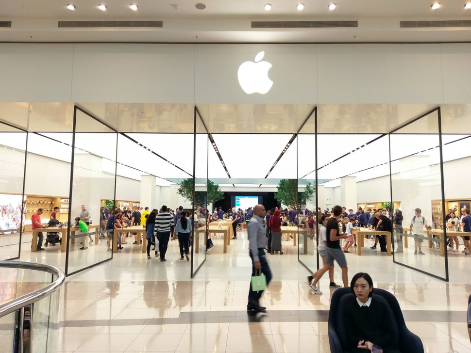 Apple Store Evacuated After iPad Explodes | Tom's Guide