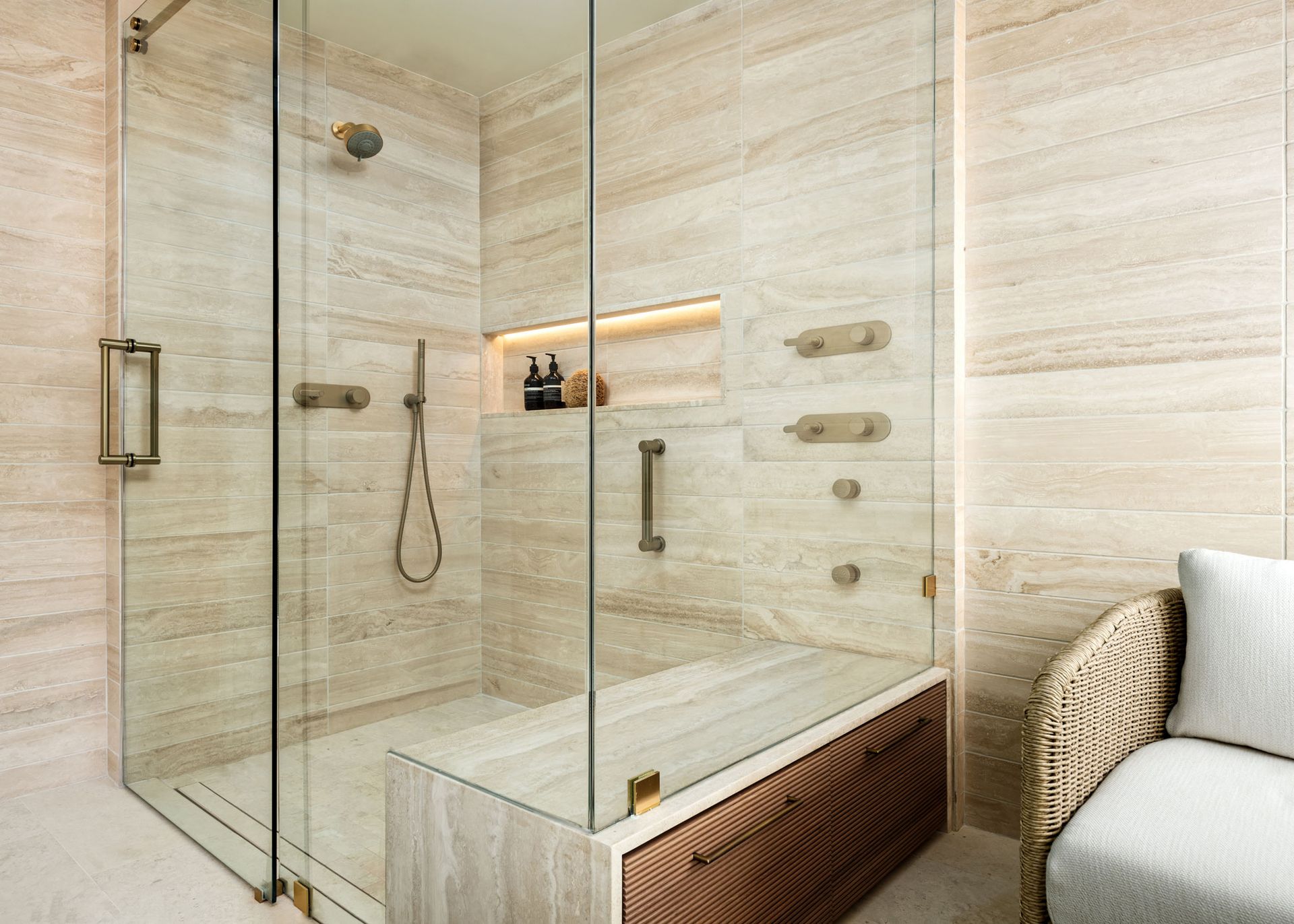 5 Simple, but Genius Layout Tricks for a Bathroom | Livingetc