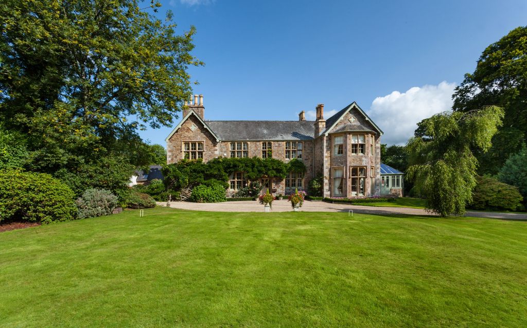 A delightful Devonshire house and 17th century cottages with ...