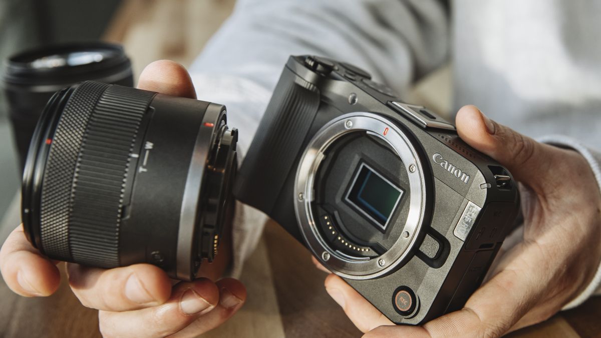 Canon EOS R50 V versus Fujifilm X-M5: modern vs classic camera design ...