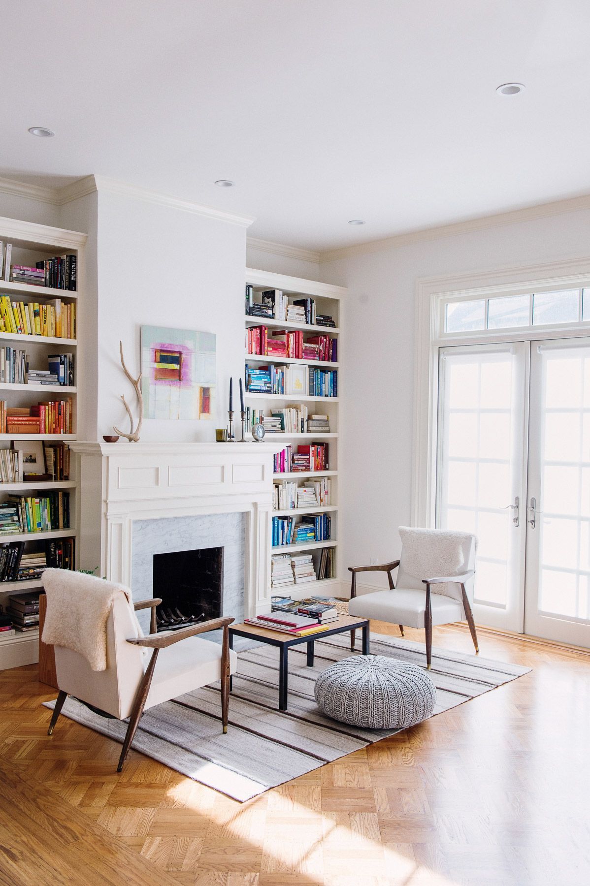 The rainbow bookshelf trend is over. Experts on what's new | Livingetc