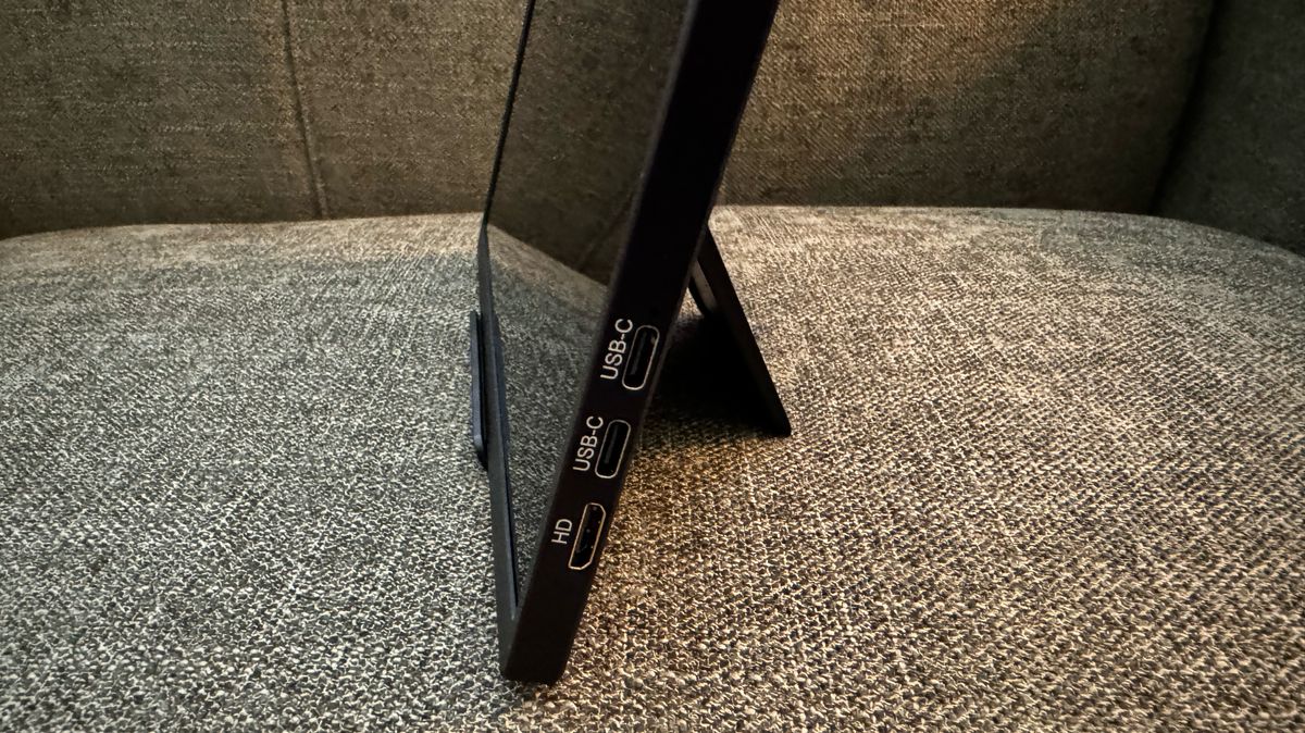 Eyoyo EM105 10.5-inch portable monitor review: Tiny in stature, big on ...