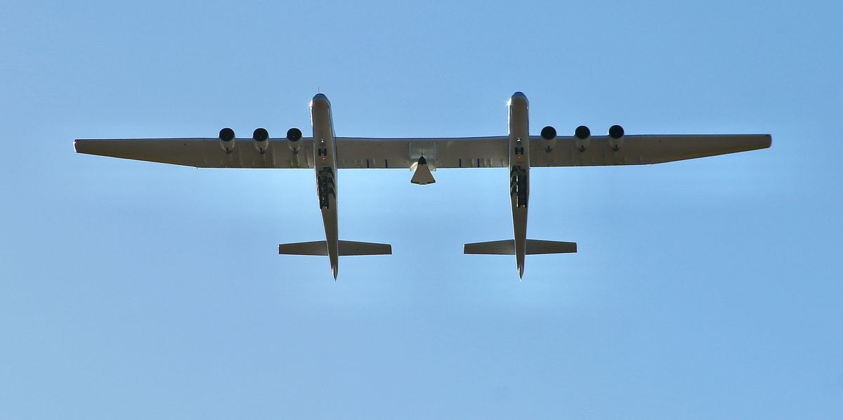 Huge Stratolaunch plane takes 1st flight carrying hypersonic prototype ...