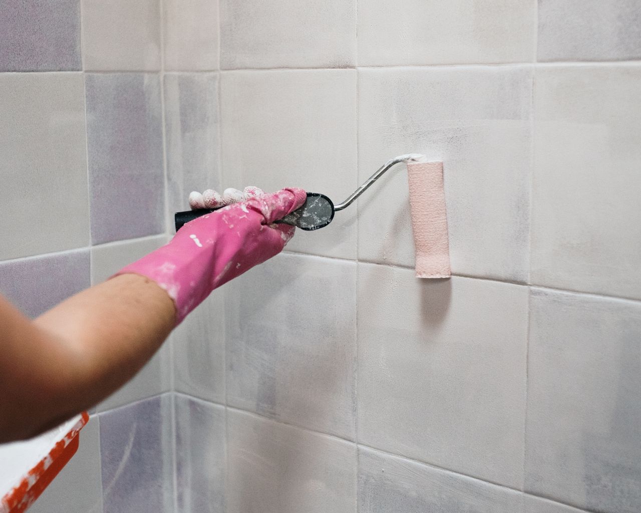 How to paint bathroom tile in five easy steps | Real Homes