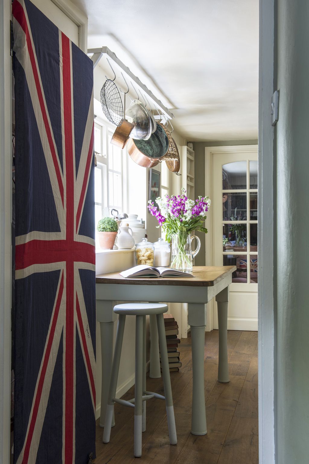 Real home: an 18th century thatched cottage brimming with classic ...