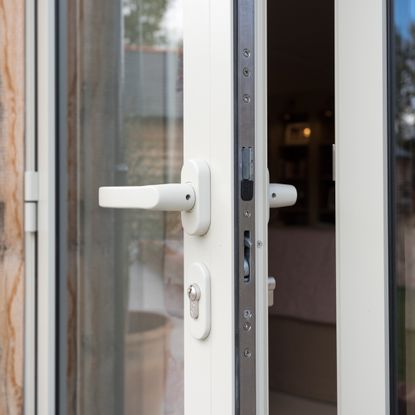 How to repair a door lock - a step-by-step guide to a fix a lock ...