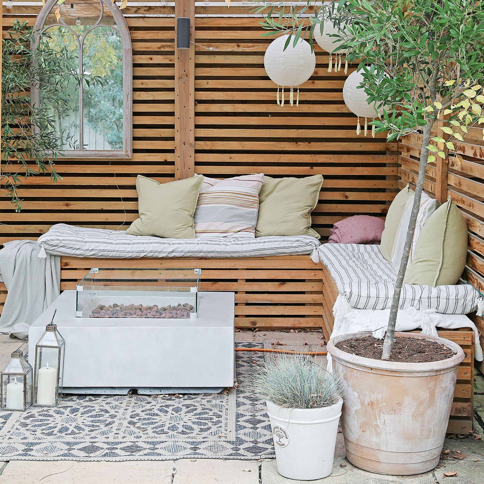 How to arrange pots on a patio - 6 things to consider | Ideal Home
