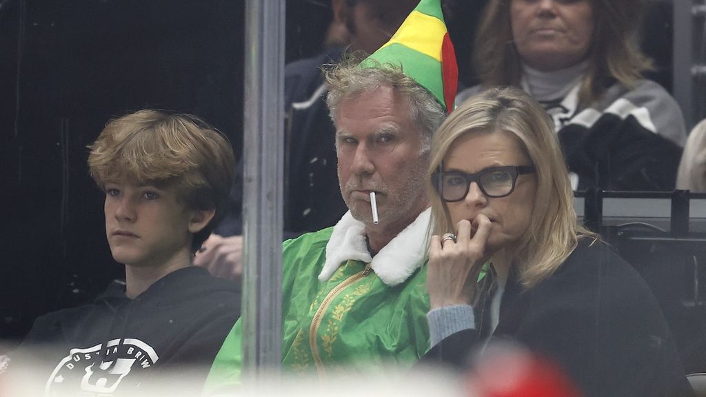 Will Ferrell Drinking And Smoking In His Buddy The Elf Costume Is The ...