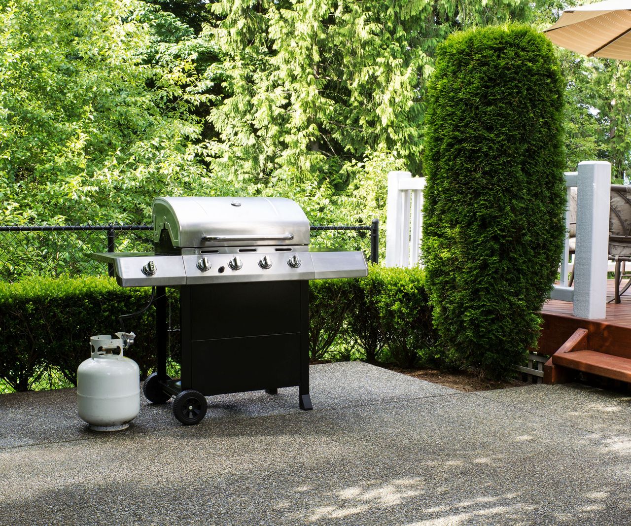 When should you grill with the lid closed? Expert chef advice | Homes ...