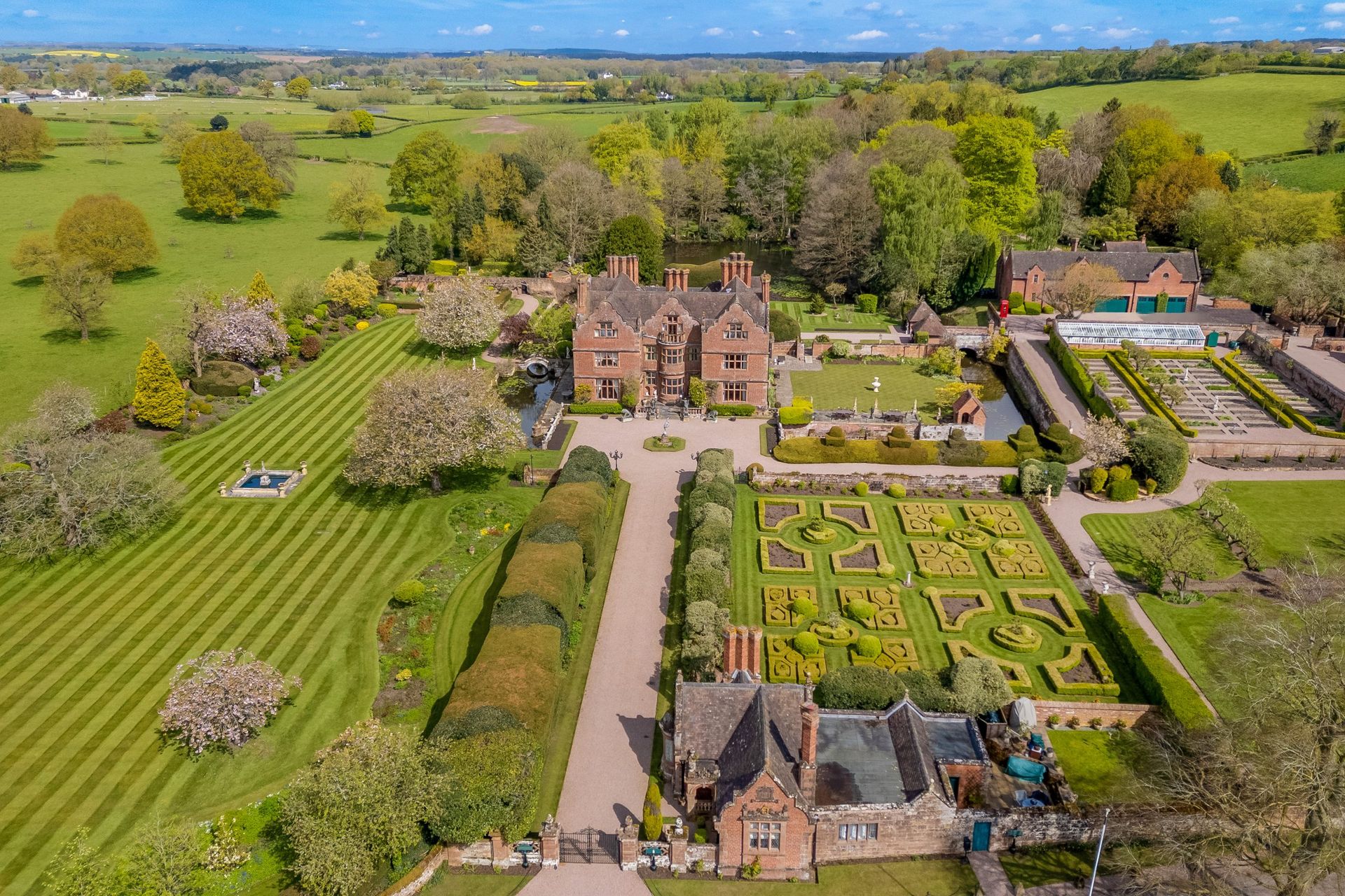 A 400-year-old fantasy house with moat, four-poster beds and a 'magic ...