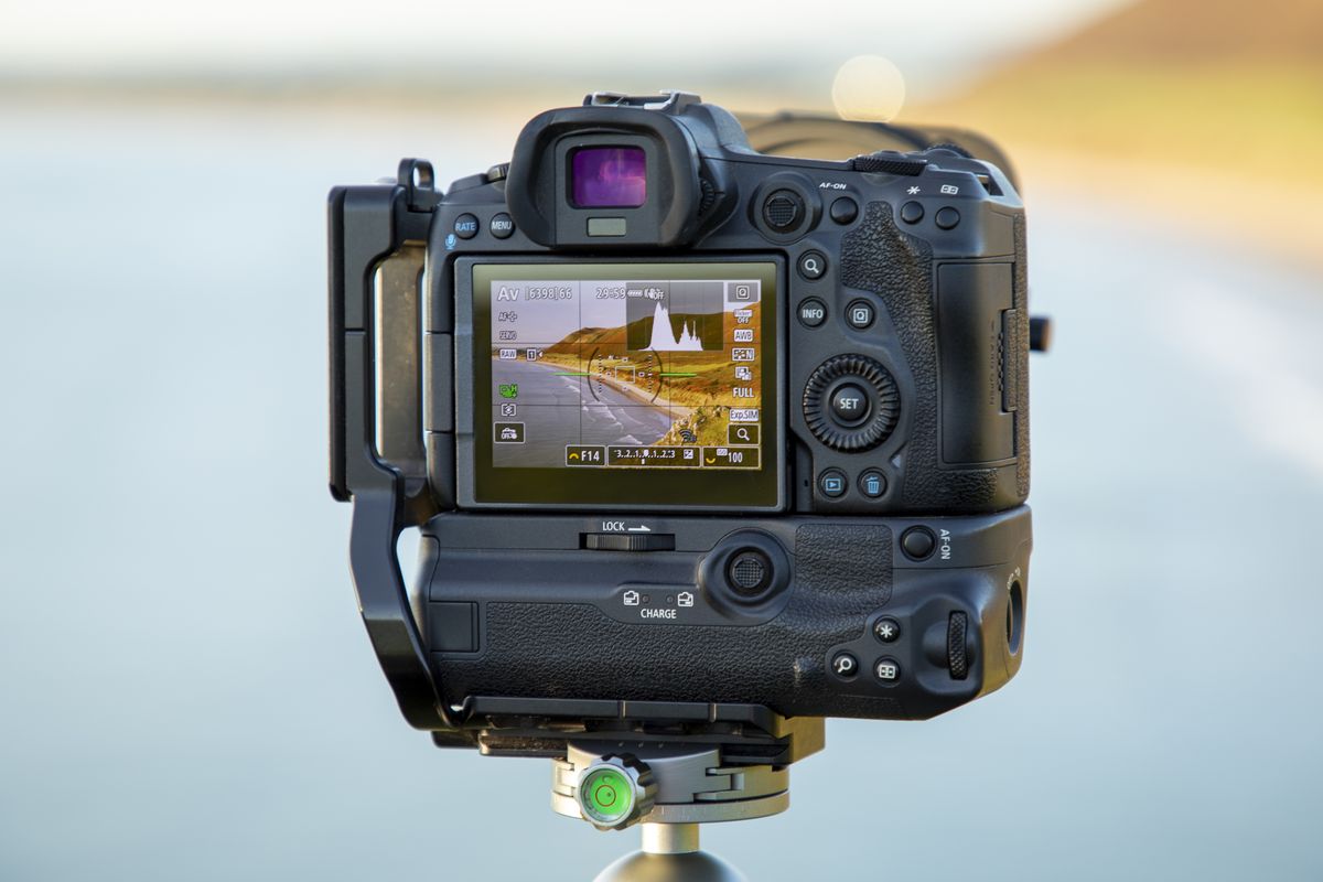 Why I still prefer my Canon DSLR over mirrorless: "The ONE setting the ...