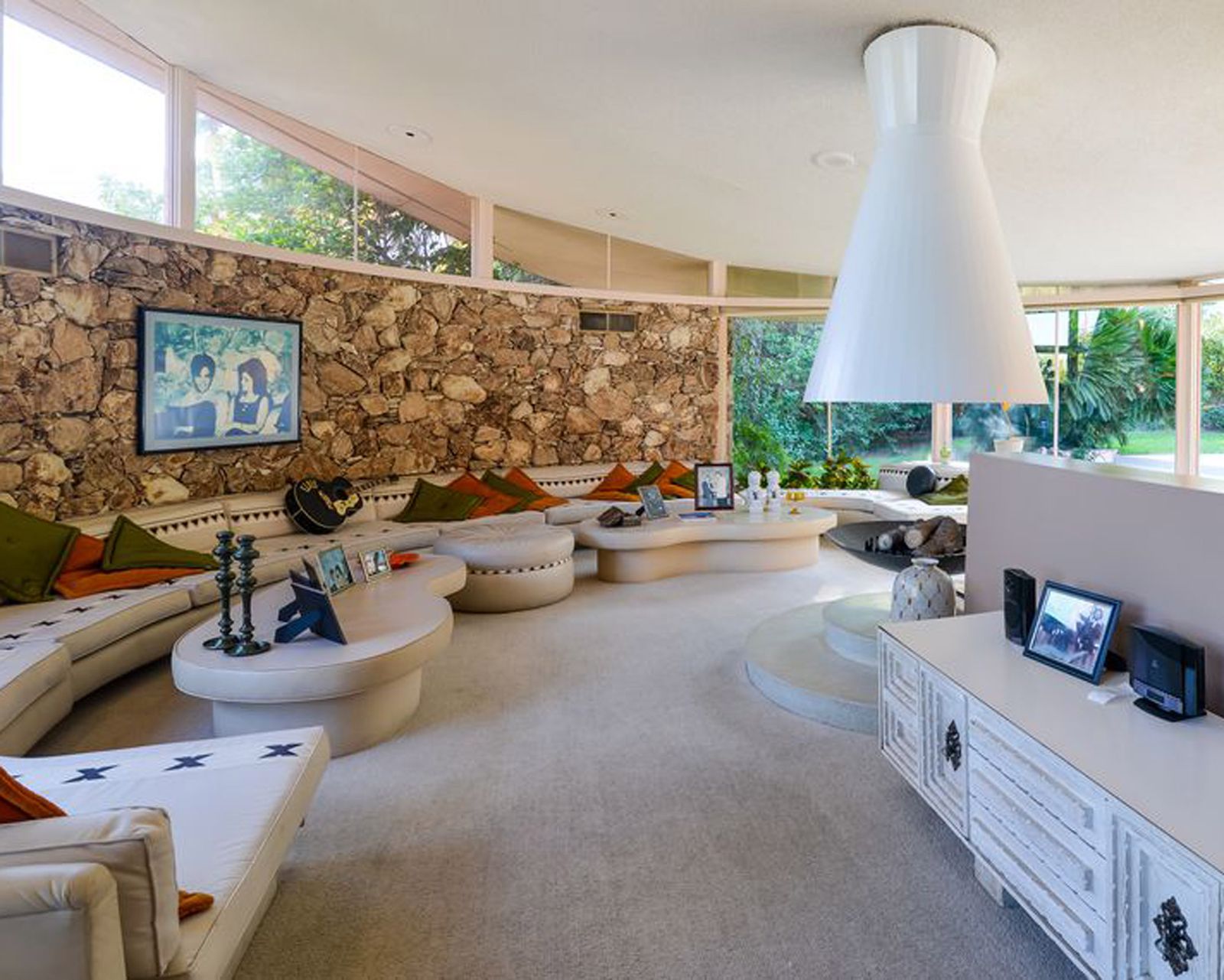 Step inside Elvis Presley's Palm Springs honeymoon home - a truly ...