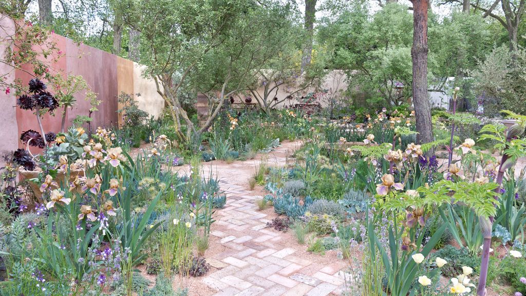 11 beautiful ideas for awkward-shaped gardens | Homes and Gardens