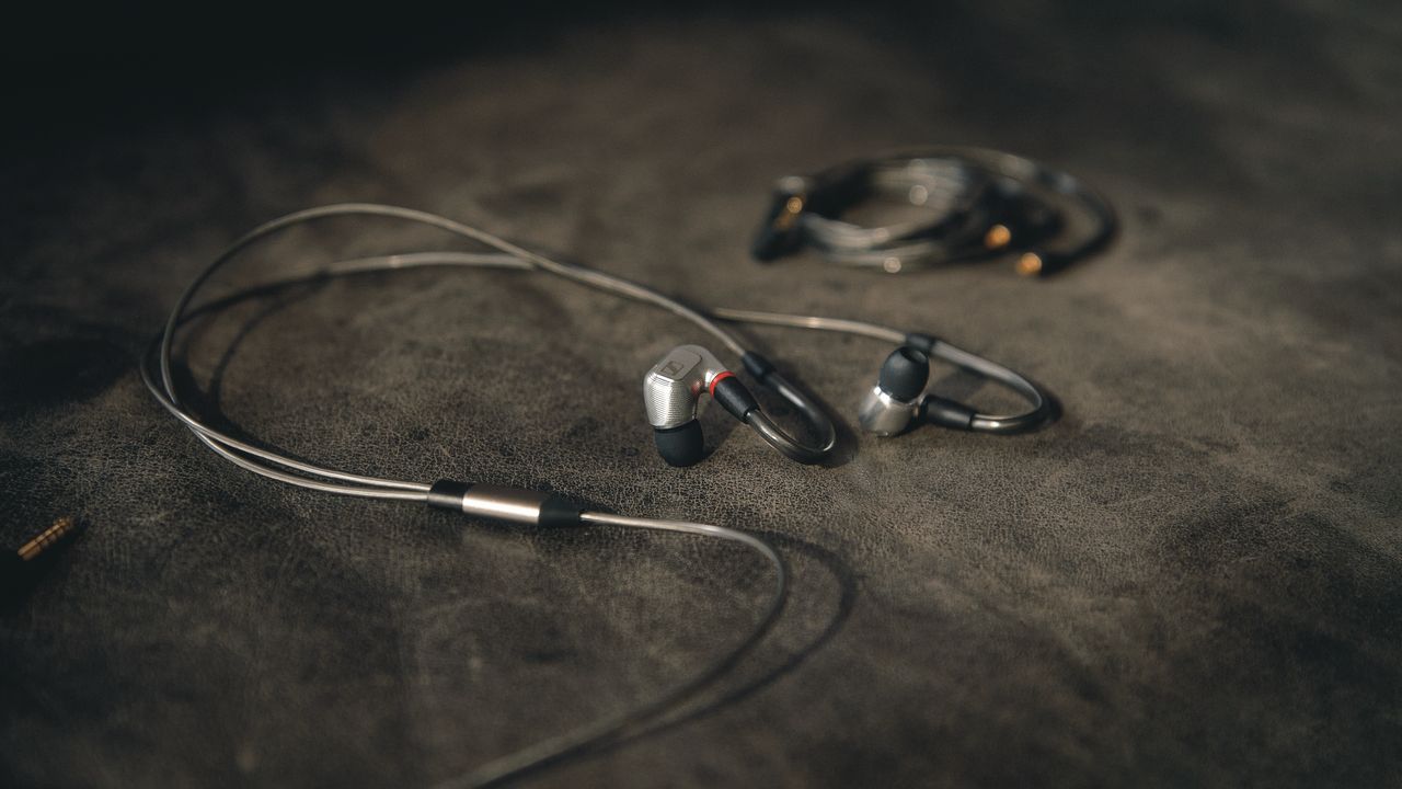 What are IEM headphones? How do they compare to regular earbuds? | What ...