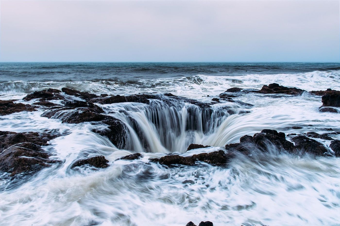 'Thor's Well' Seems to Drain to the Underworld in Incredible Photo ...