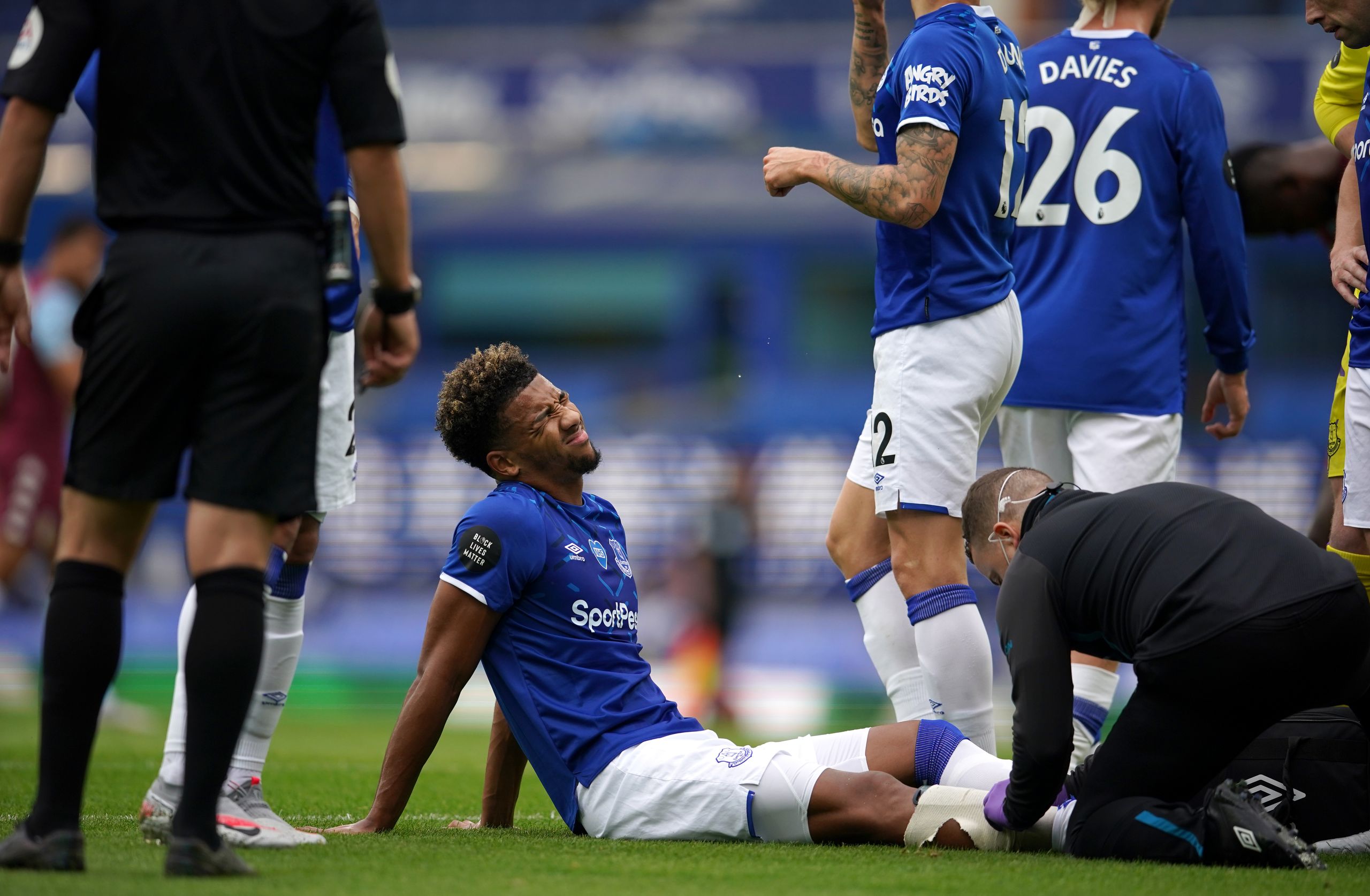 Yerry Mina gives Everton fitness boost as Mason Holgate suffers toe ...