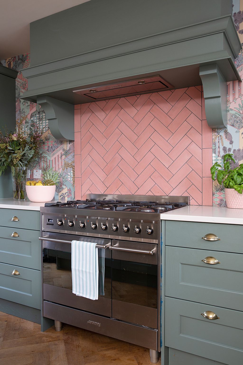 Before and after: Wow-factor wallpaper gives this kitchen a designer ...