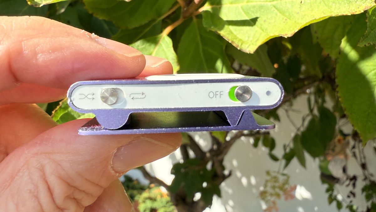 The iPod Shuffle is now obsolete but remains an amazing hair clip ...