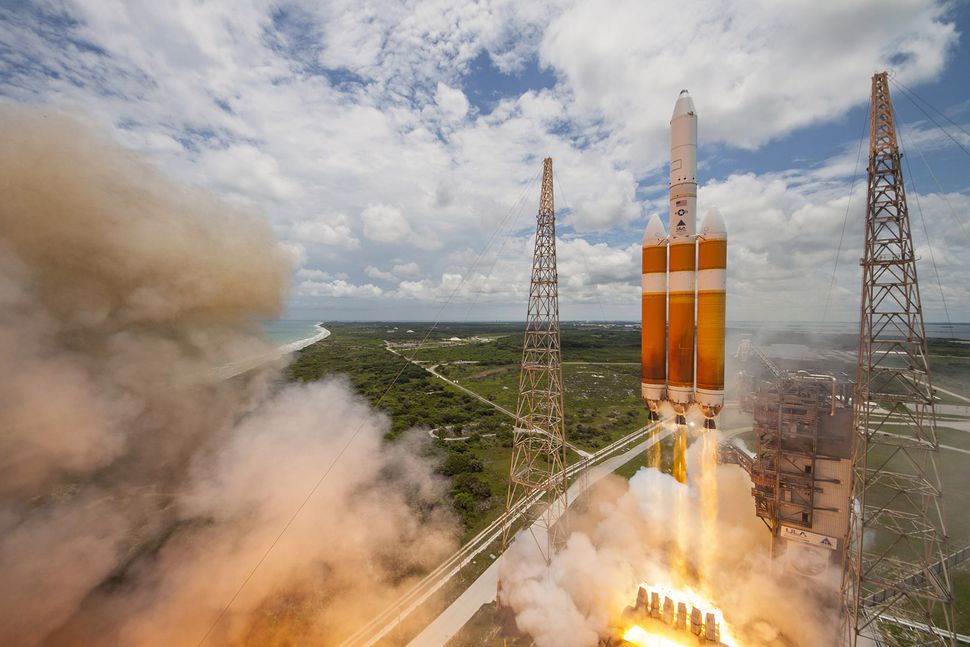 Launch Photos: Secret NROL-37 Spy Satellite Rides Delta IV Heavy Rocket ...