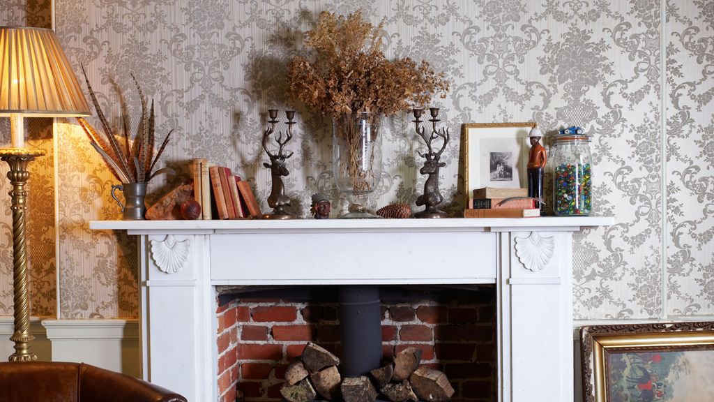 Tips for wallpapering a chimney breast to ensure a smart professional ...