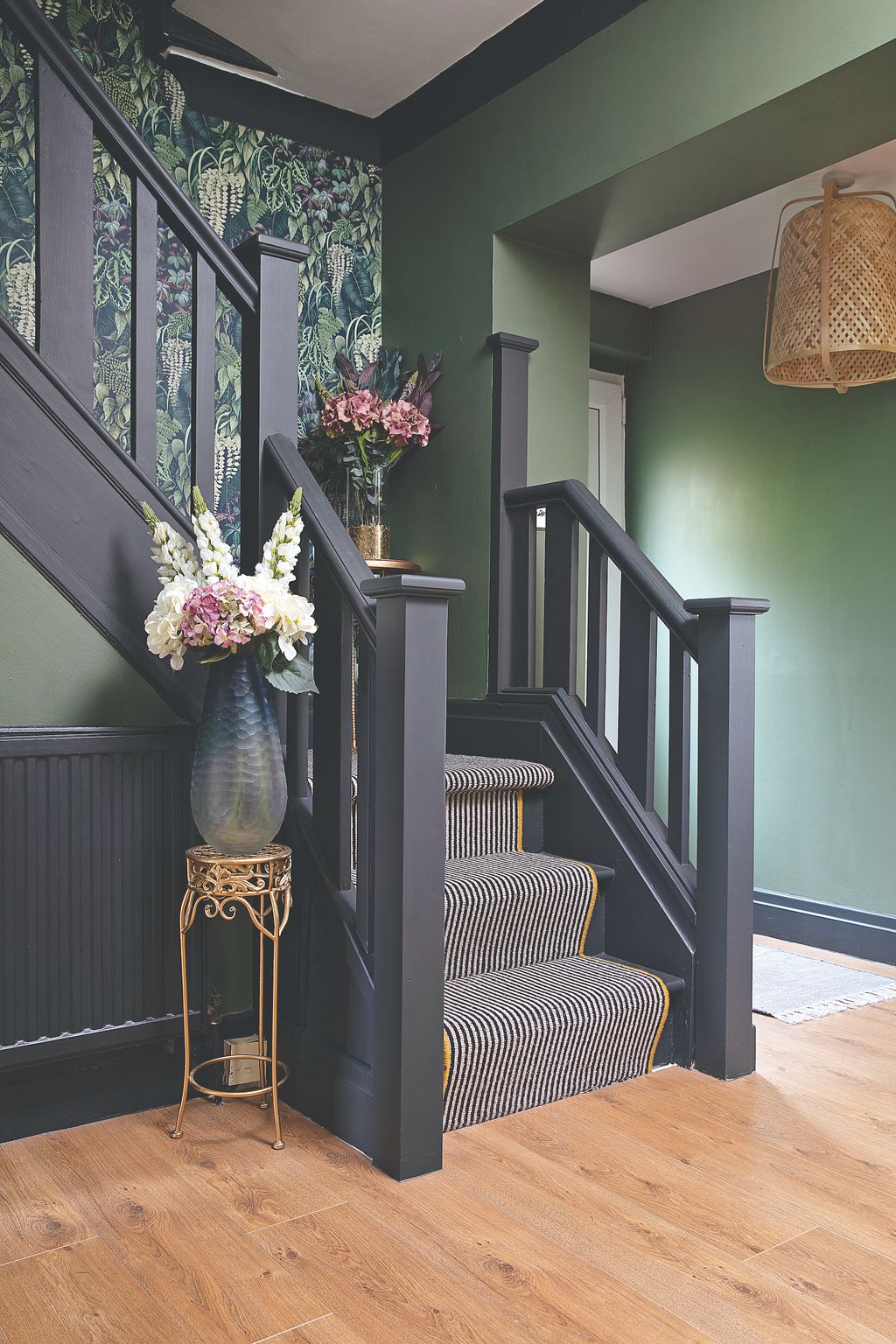 Stairway Wall Ideas: How to Design a Stunning Staircase | Homebuilding